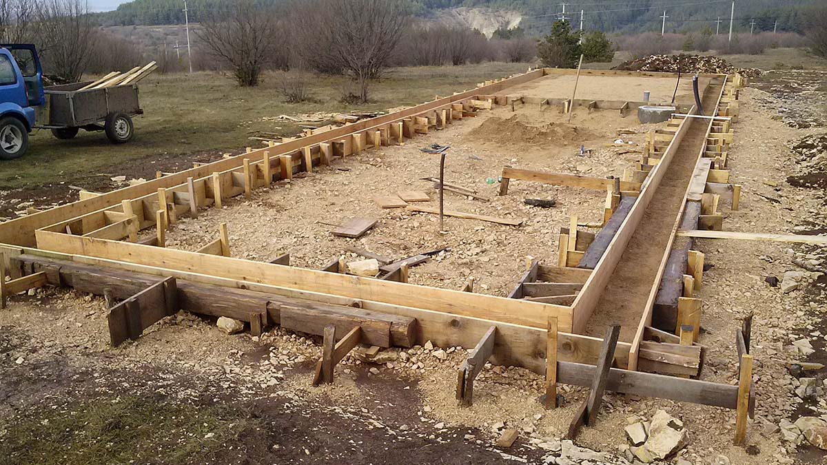 Gradnja temelja za štalu